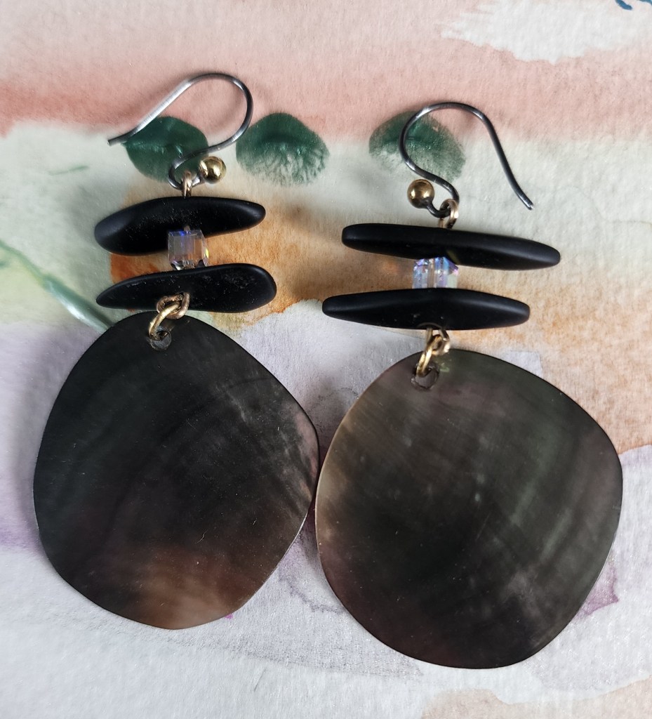 Exquisite black lip oyster shell chandelier earrings